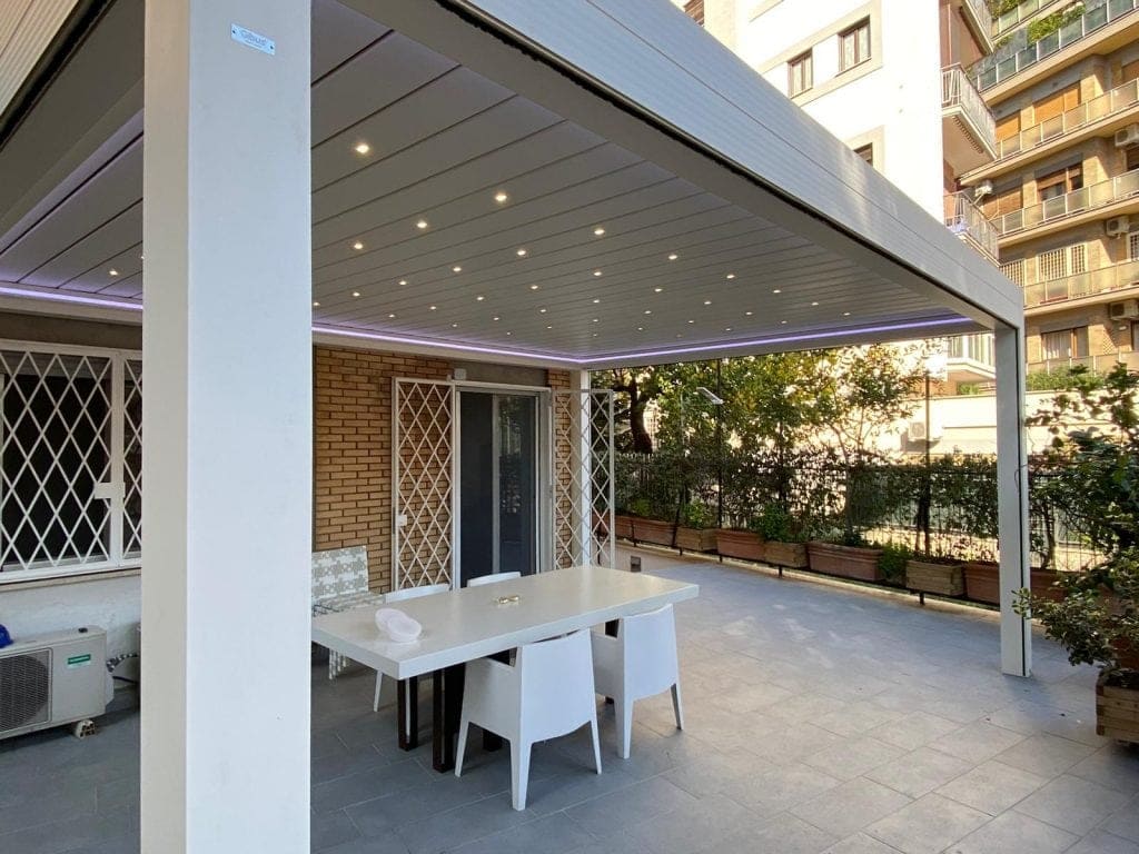 Pergotenda_Pergola_bioclimatica_con_chiusure_laterali_al_centro_di_Roma ...
